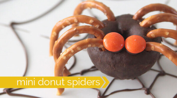 easy mini donut spiders - easy Halloween treat kids can make - It's ...