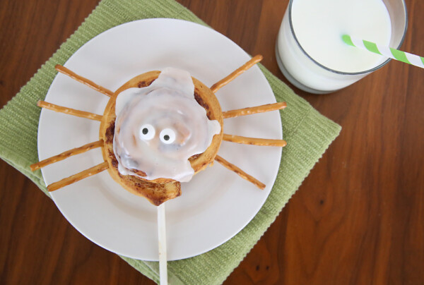 easy Halloween spider cinnamon roll pops - It's Always Autumn
