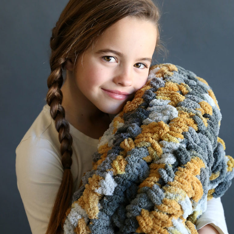 Make a gorgeous finger knit blanket with loop yarn {this is so easy ...