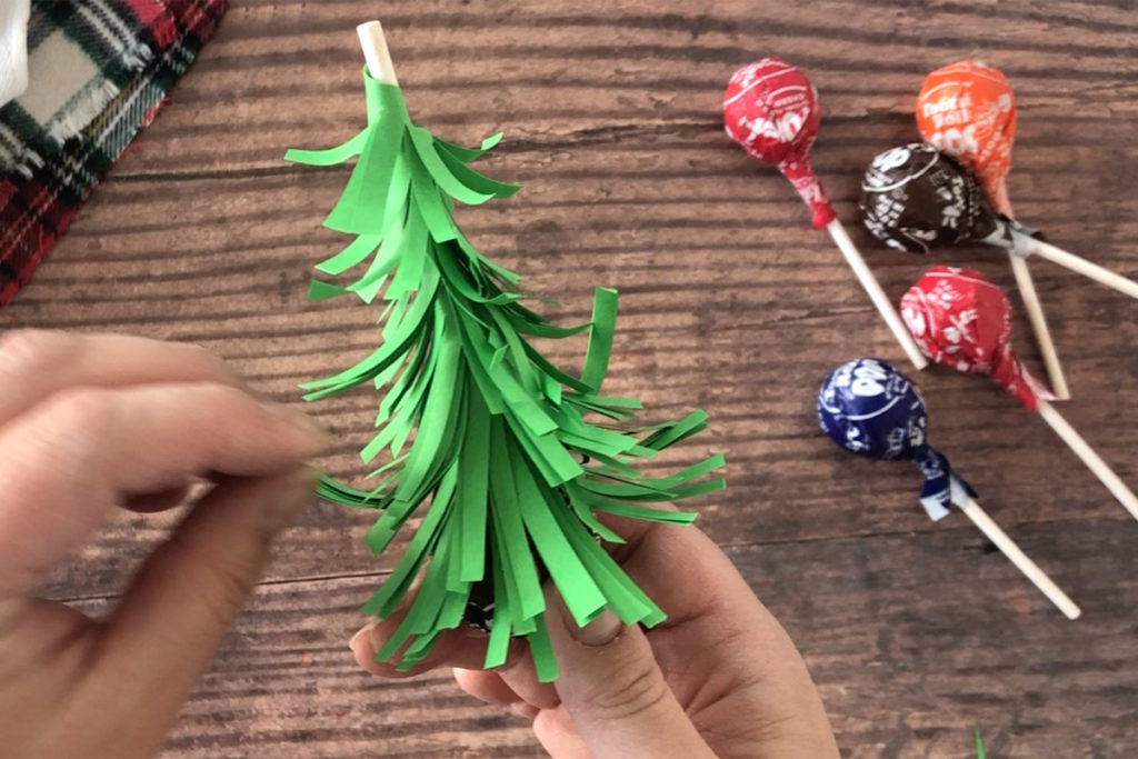 Christmas Tree Suckers {easy Christmas treat} - It's Always Autumn