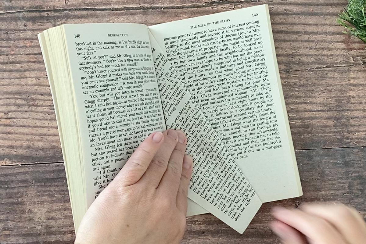 How to make a Folded Book Christmas Tree - It's Always Autumn