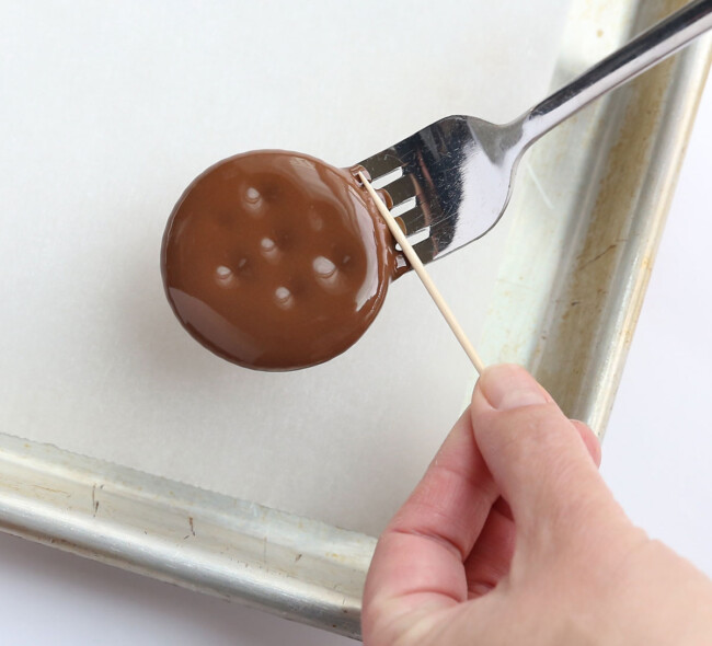Homemade Thin Mints {Only 2 Ingredients} - It's Always Autumn