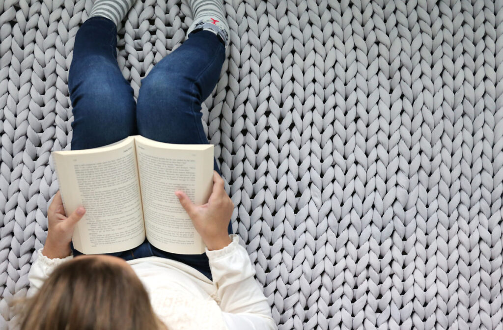 Chunky Hand Knit Blanket for Beginners - It's Always Autumn
